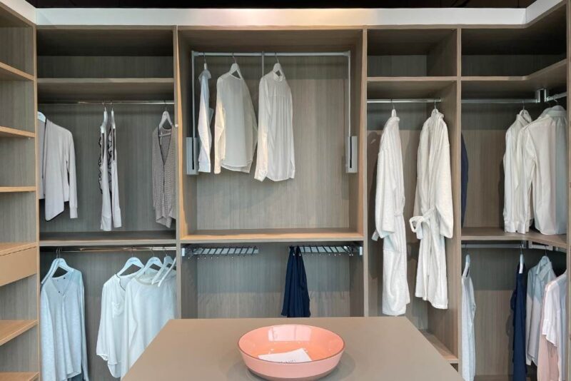 Open dressing met eiland toonzaal Temse l Toonzaalmodel Temse l DM-Line