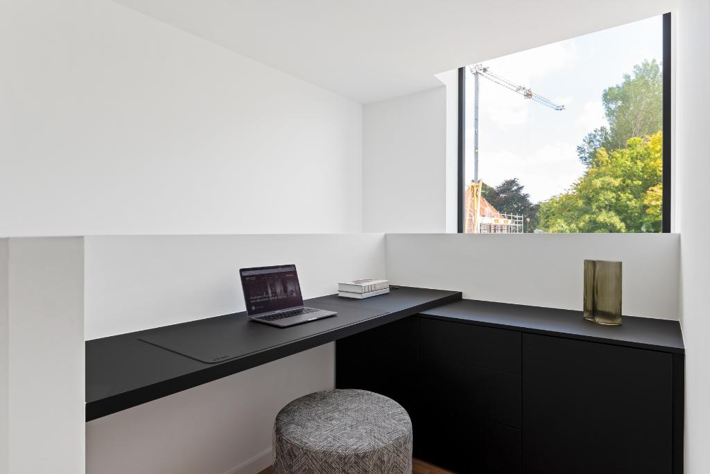 Bureau op maat in de nachthal l Realisatie l DM-Line